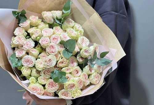 Нежный букет из кустовых пионовидных роз