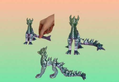 Подвижный дракон с длинным хвостом