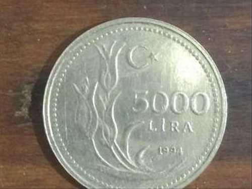 Две монеты 5000 лир и 15 копеек СССР