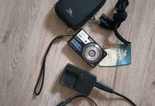 Компактный фотоаппарат Sony с чехлом