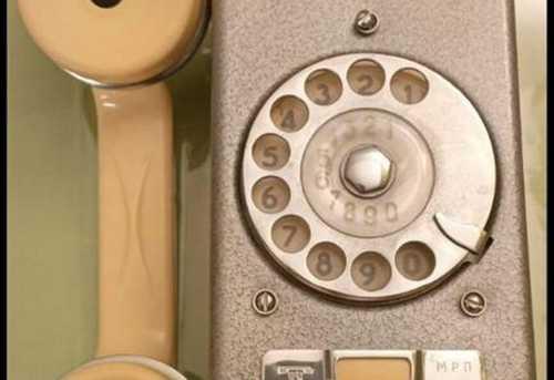 Старинный телефонный аппарат советской эпохи
