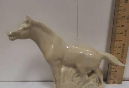 Фарфоровая статуэтка Лошадь (Конь)