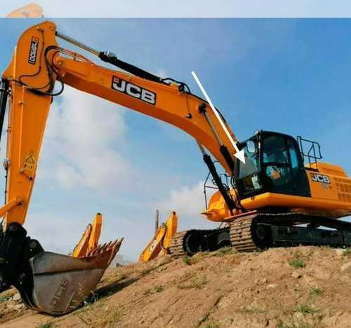 Стекло лобовое верхнее триплекс на JCB JS 180