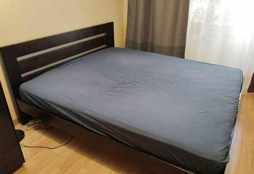 Кровать деревянная, двухспальная с матрасом