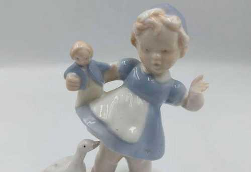 Винтажная статуэтка "Девочка с куклой" Германия
