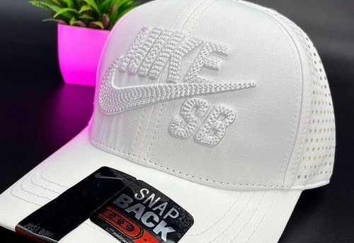 Белая кепка Nike