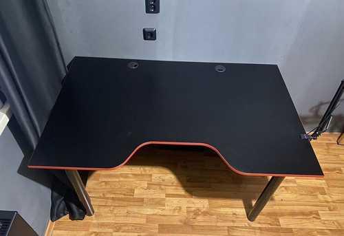 Игровой стол (компьютерный стол)