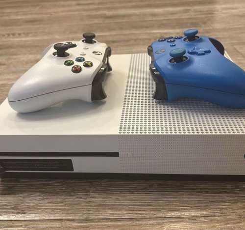 Xbox one s 500gb 2 геймпада и шнур для геймпадов