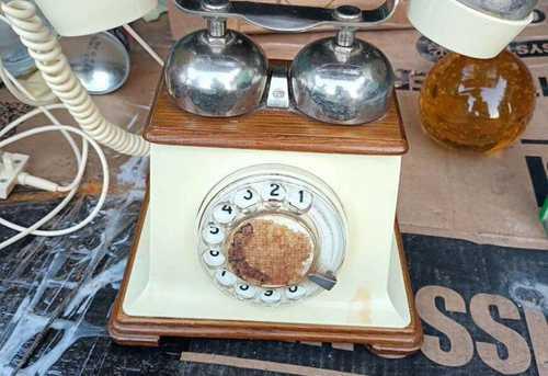 Старый телефонный аппарат ретро