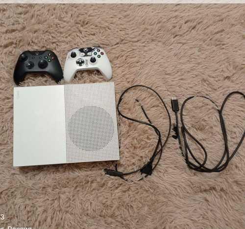 Microsoft Xbox One, 1000 ГБ, 2 геймпада
