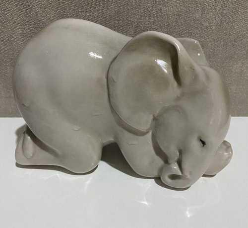 Фарфоровая статуэтка слон