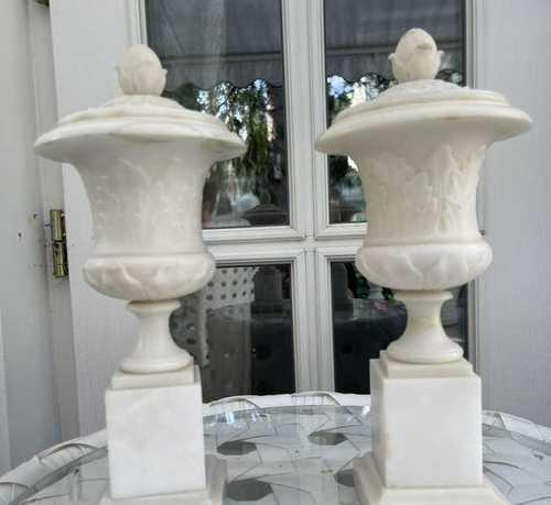 Две мраморные вазы с крышками