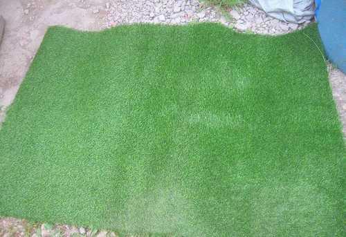 Искусственная трава примерно метр на полтора