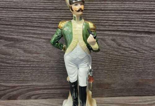 Фарфоровая статуэтка солдата с трубкой