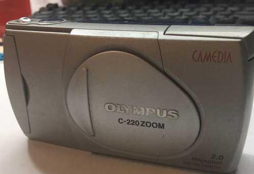Старый цифровой фотоаппарат olympus c-220