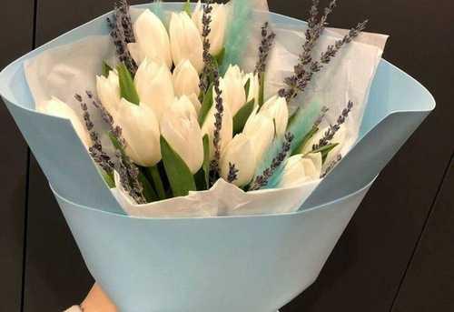 Букет из 19 белых тюльпанов с лавандой