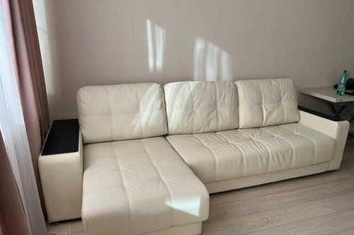 Большой угловой диван белого цвета б/у