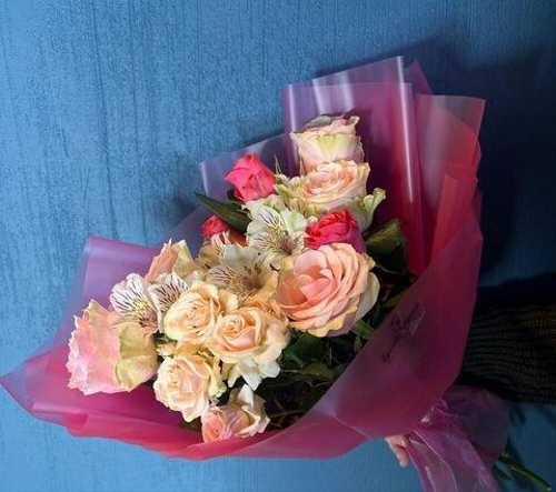 Букет «Романтик» розовые Розы альстромерия