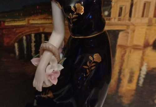 Фарфоровая статуэтка. Девушка с цветами