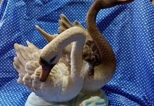 Статуэтка бисквитный фарфор "Пара лебедей"
