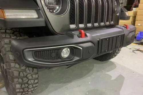 Пластиковый передний бампер Jeep Wrangler JL