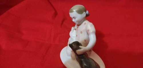 Статуэтка Девочка с куклой лфз 1950ее