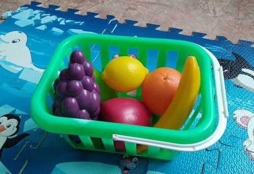 Набор фруктов в корзинке