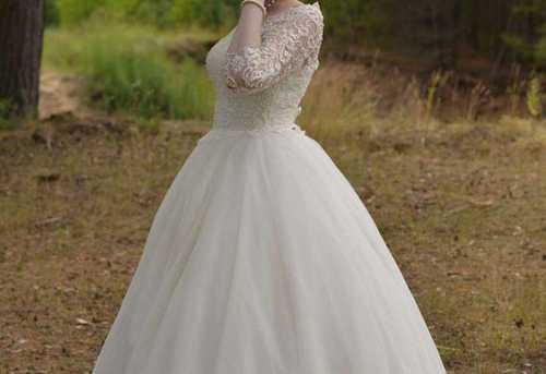 Свадебное платье со шлейфом и вышивкой
