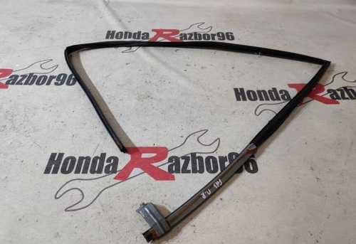 Уплотнитель стекла передний правый Honda Civic 4D