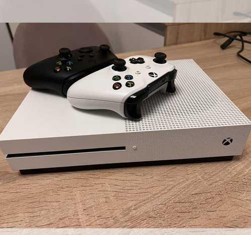 Xbox one s 2 геймпада 1TB