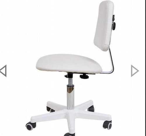 Стул офисный / мастеру маникюра на колесах бу