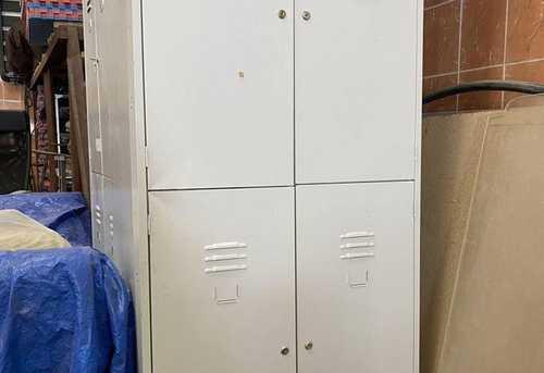Металлический шкаф для раздевалки
