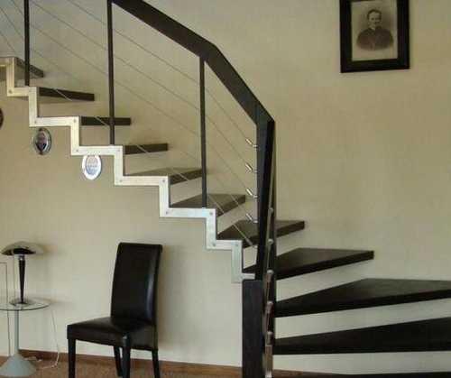 Сварной каркас Г-образной лестницы в дом