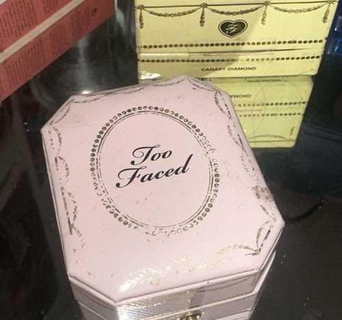 Шкатулка-хайлайтер Too Faced