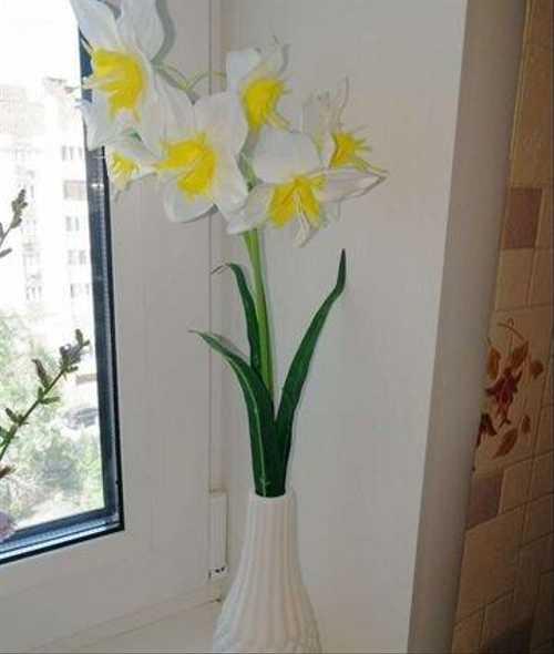 Искусственные цветы с вазой, нарцисс