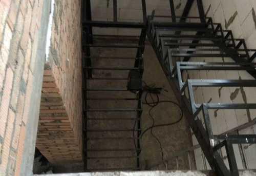 Лестница на металлокаркасе в частный дом под ключ