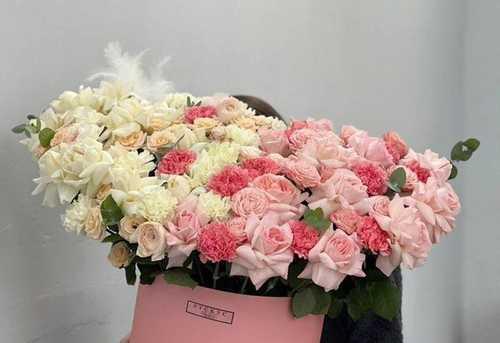 Букет нежных цветов. Шляпная коробка с пионовидным