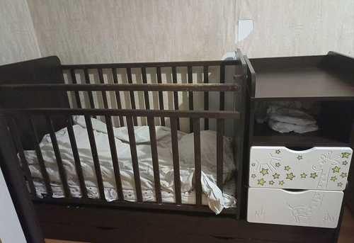 Детская кроватка с маятником и комодом