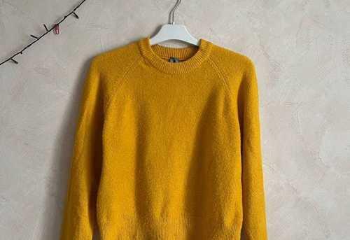 Яркий пуловер