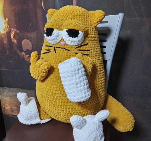 Вязаный кот Гарфилд с кофе