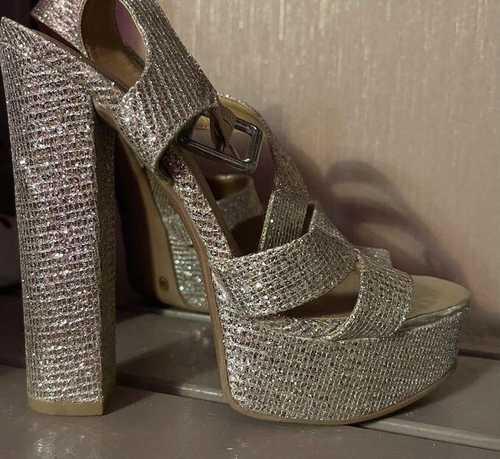 Золотые блестящие туфли-босоножки на каблуке