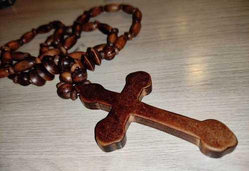 Крест деревянный на ожерелье