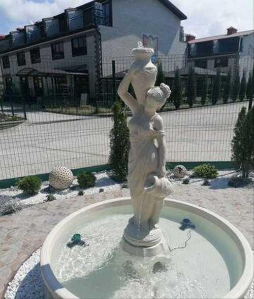 Садовый фонтан Флоренция и девушка с кувшинами
