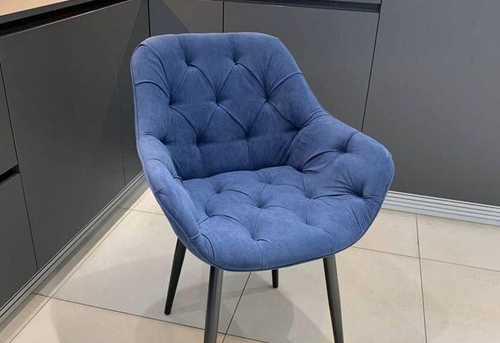 Синий велюровый стул