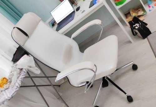 Рабочий стул офисный белый компьютерный