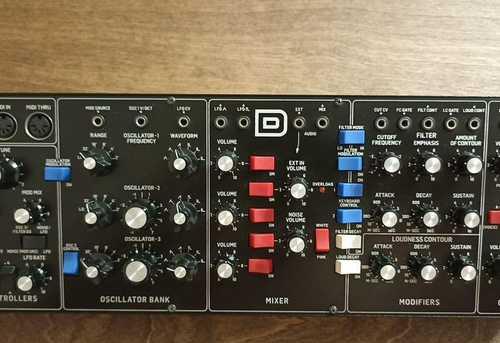 Аналоговый синтезатор Behringer Model D