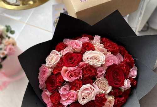 Букет из 55 роз с красным и розовым цветами в упак