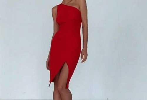 Красное короткое платье с открытым плечом