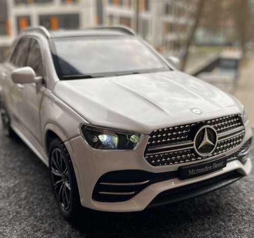 Металлическая модель автомобиля Mercedes-Benz GLE