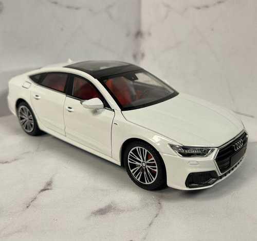 Модель машины Audi A8 1:24 Белая